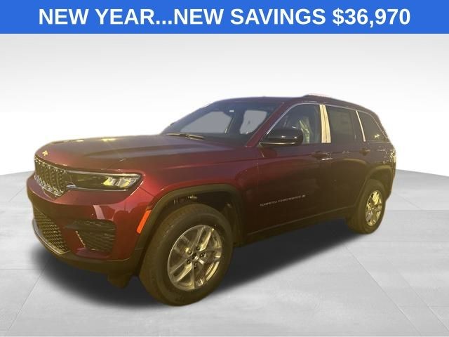 New 2025 Jeep Grand Cherokee Laredo 4D Sport Utility in Central IL #NJ129 | Sam Leman Automotive ...
