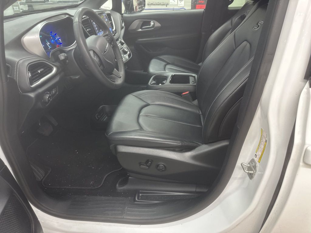 Pre-Owned 2024 Chrysler Pacifica Hybrid Select 4D Passenger Van in ...