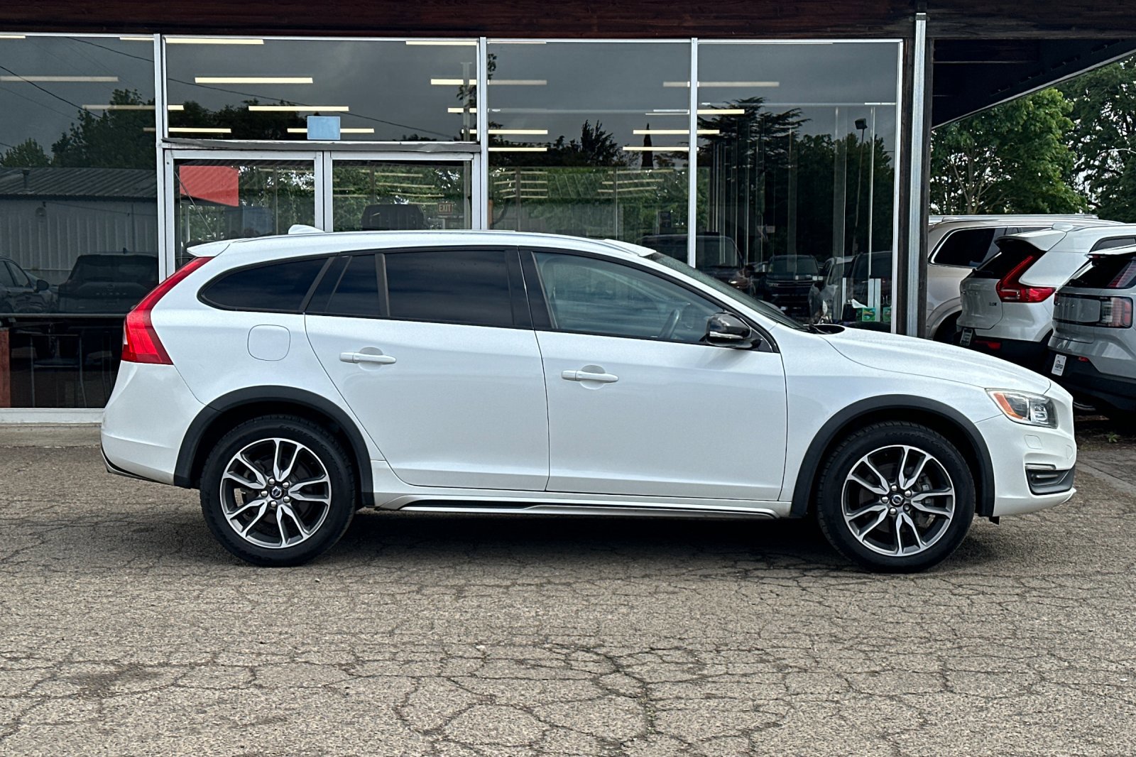 Pre-Owned 2015 Volvo V60 Cross Country T5 Platinum Station Wagon in ...