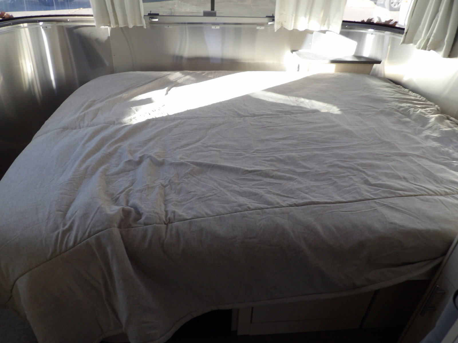 Pre-Owned 2022 Airstream Flying Cloud M-25B (Rear Hatch) Travel Trailer ...