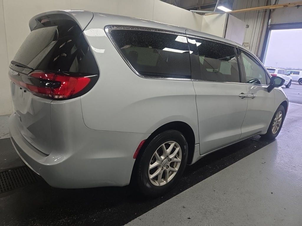 Pre-Owned 2024 Chrysler Pacifica Touring L 4D Passenger Van in Cedar ...