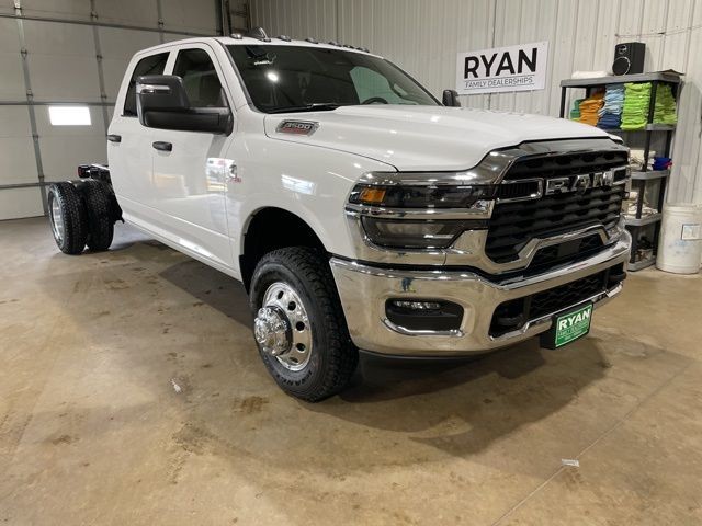 New 2025 RAM 3500 Chassis Cab Tradesman Crew Cab in Williston #31184 ...