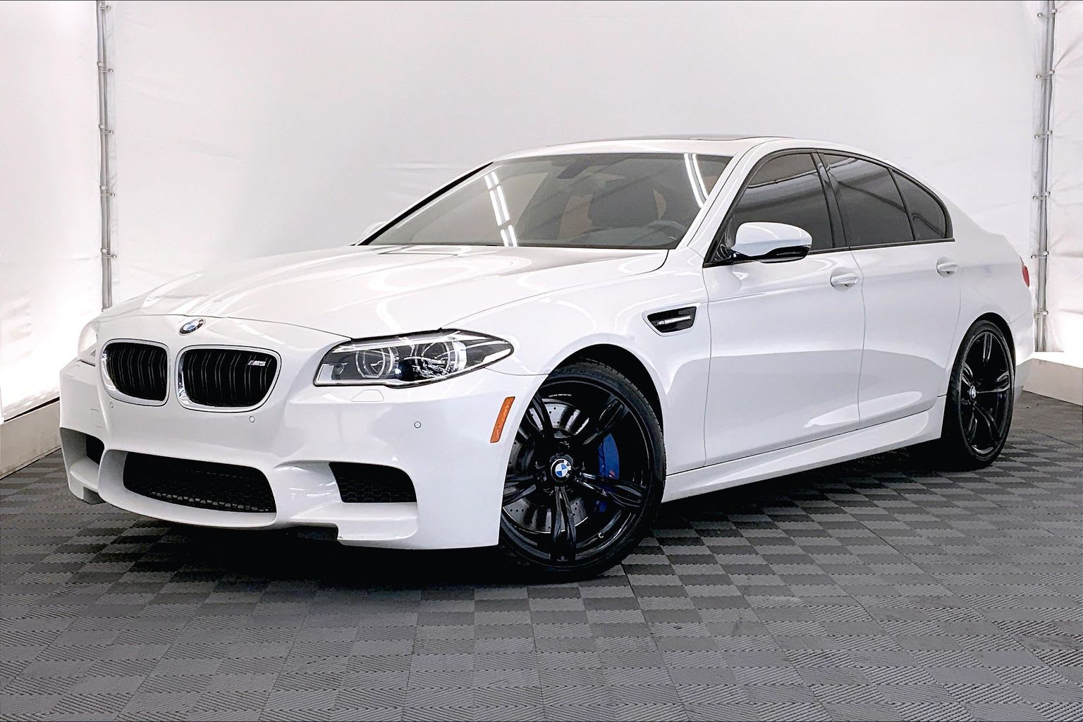 Bmw M5 White With Black Rims