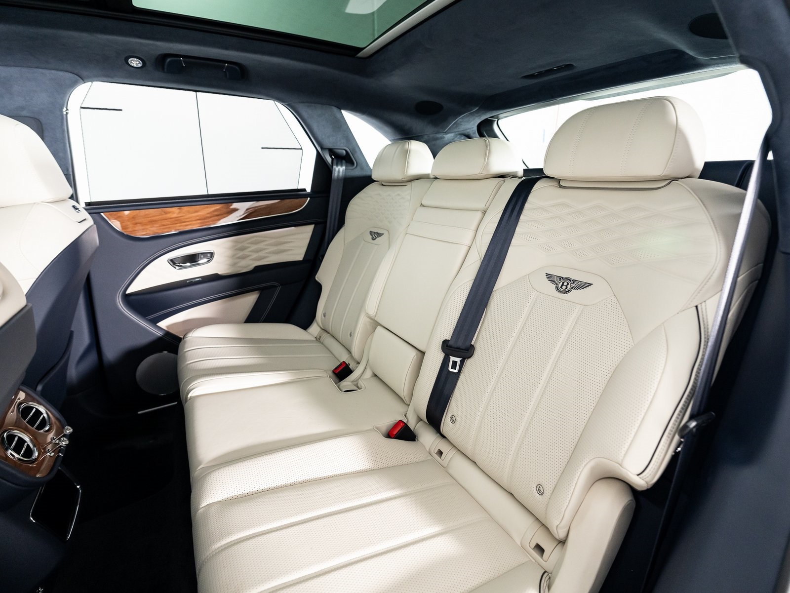 New 2024 Bentley Bentayga Azure V8 4D Sport Utility for Sale #RC028269 ...