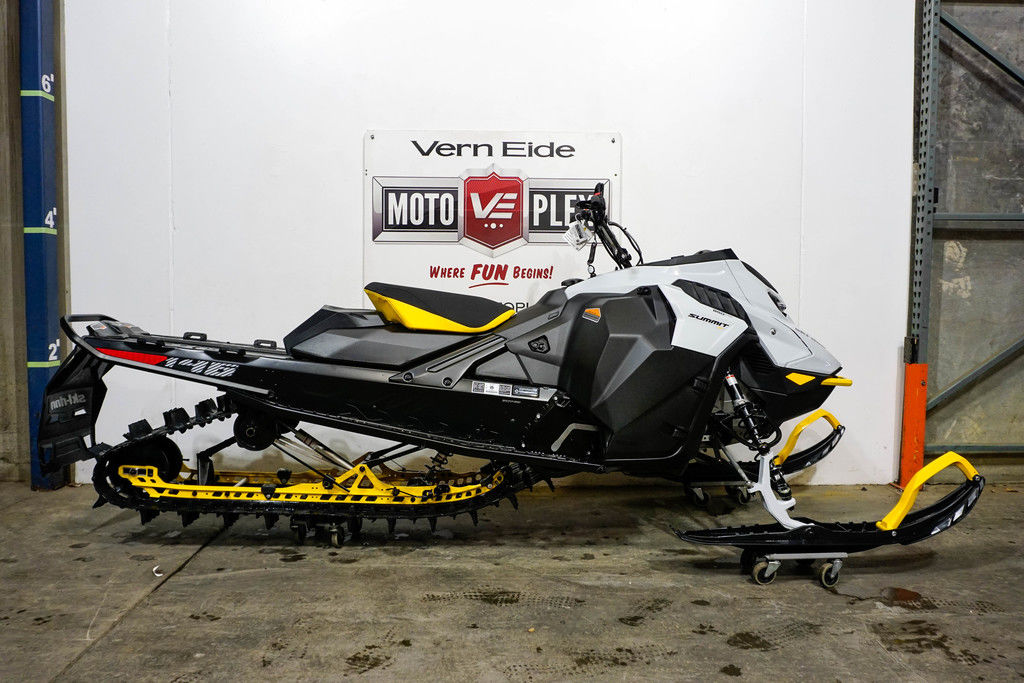 2022 Ski Doo Summit 146