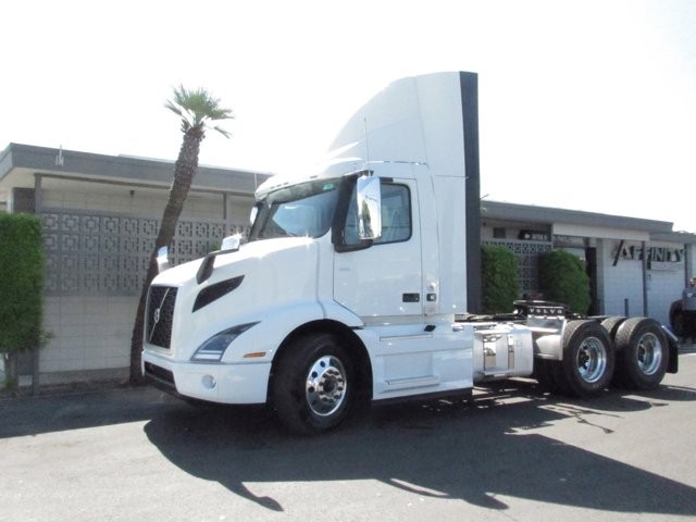 New 2025 VOLVO VNR64T-300 TRACTOR TR in Fresno #326163 | Affinity Truck ...