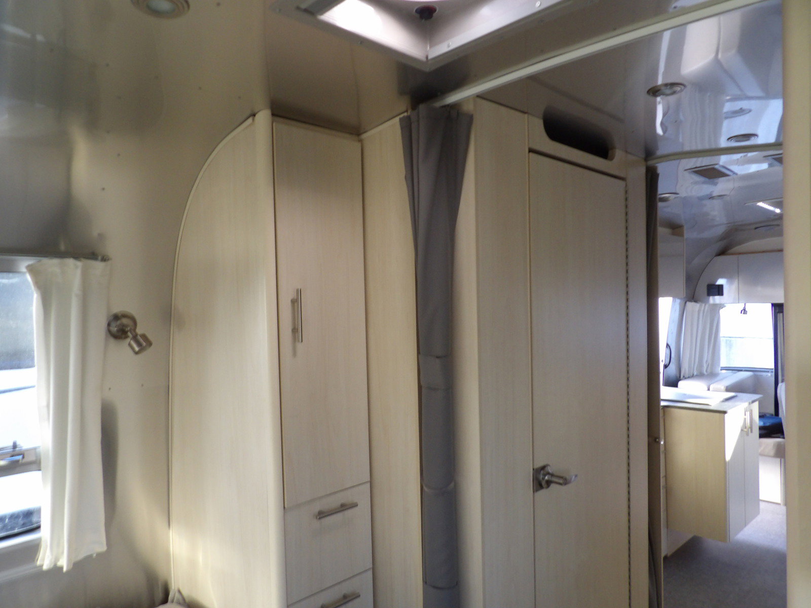 Pre-Owned 2022 Airstream Flying Cloud M-25B (Rear Hatch) Travel Trailer ...