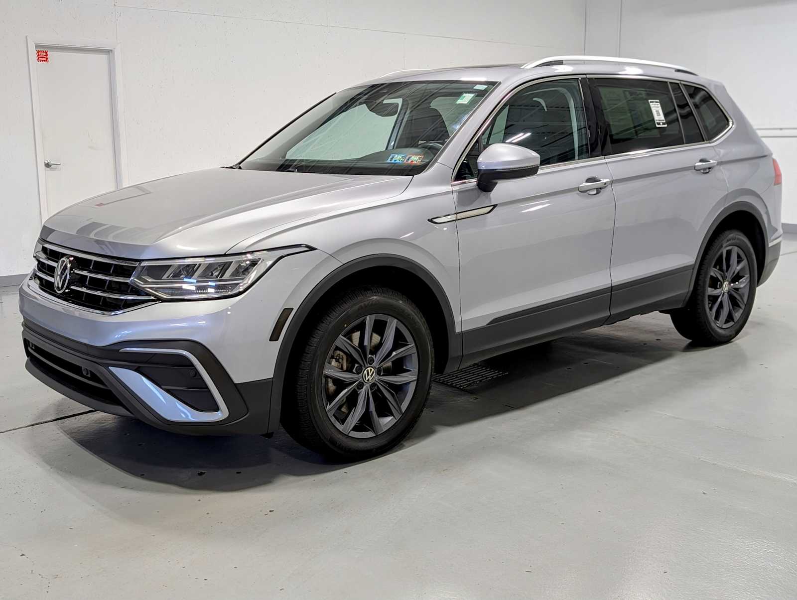 Pre-Owned 2022 Volkswagen Tiguan SE in Pyrite Silver Metallic ...