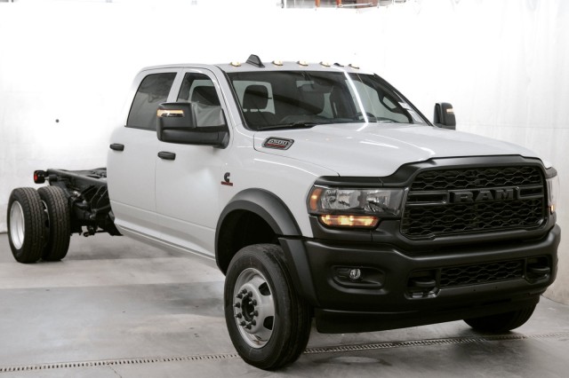 New 2024 RAM 5500 CHASSIS TRADESMAN Dually 4×4 Crew Cab 197.4 WB in Red ...