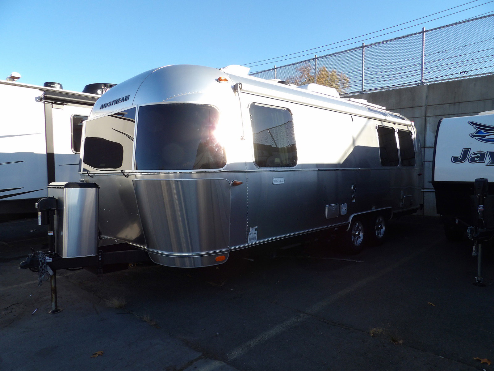 Pre-Owned 2022 Airstream Flying Cloud M-25B (Rear Hatch) Travel Trailer ...