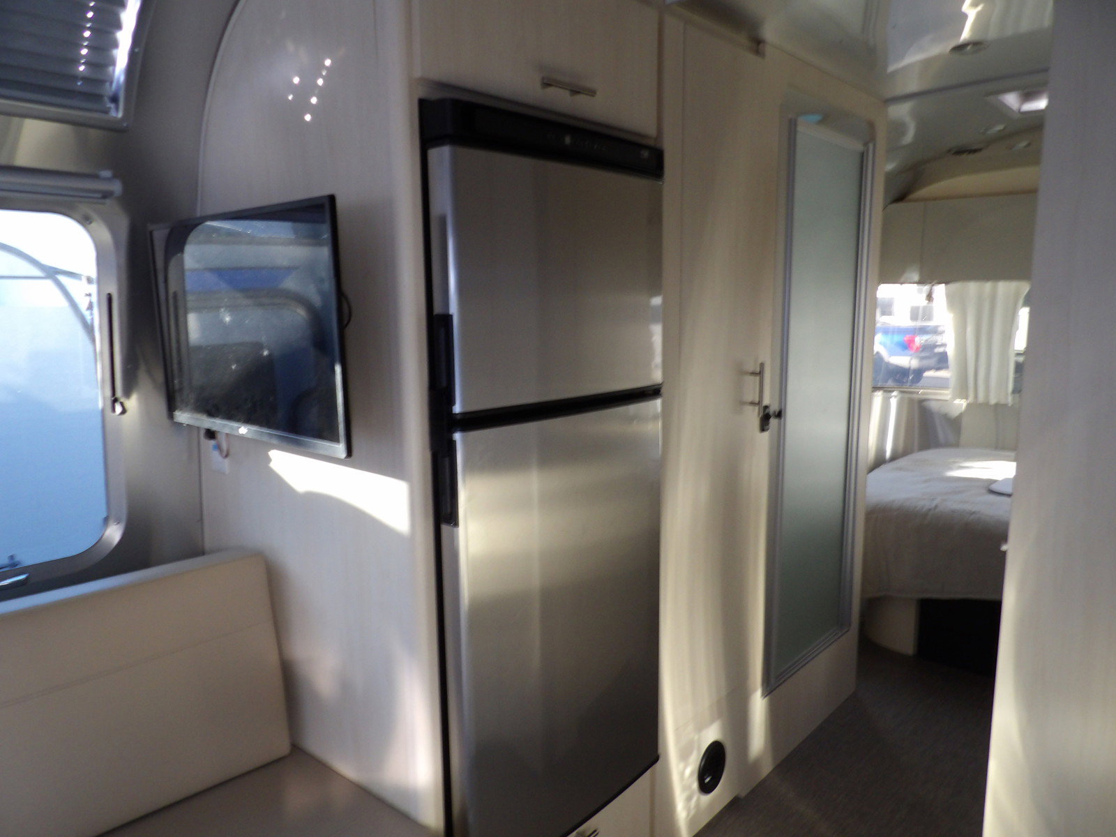 Pre-Owned 2022 Airstream Flying Cloud M-25B (Rear Hatch) Travel Trailer ...