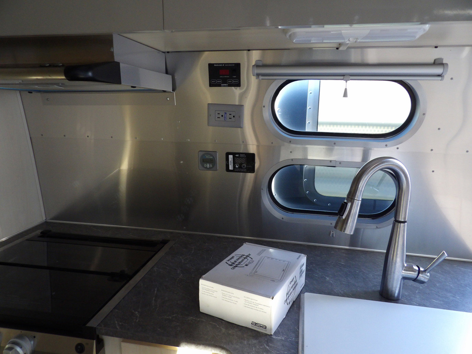 Pre-Owned 2022 Airstream Flying Cloud M-25B (Rear Hatch) Travel Trailer ...