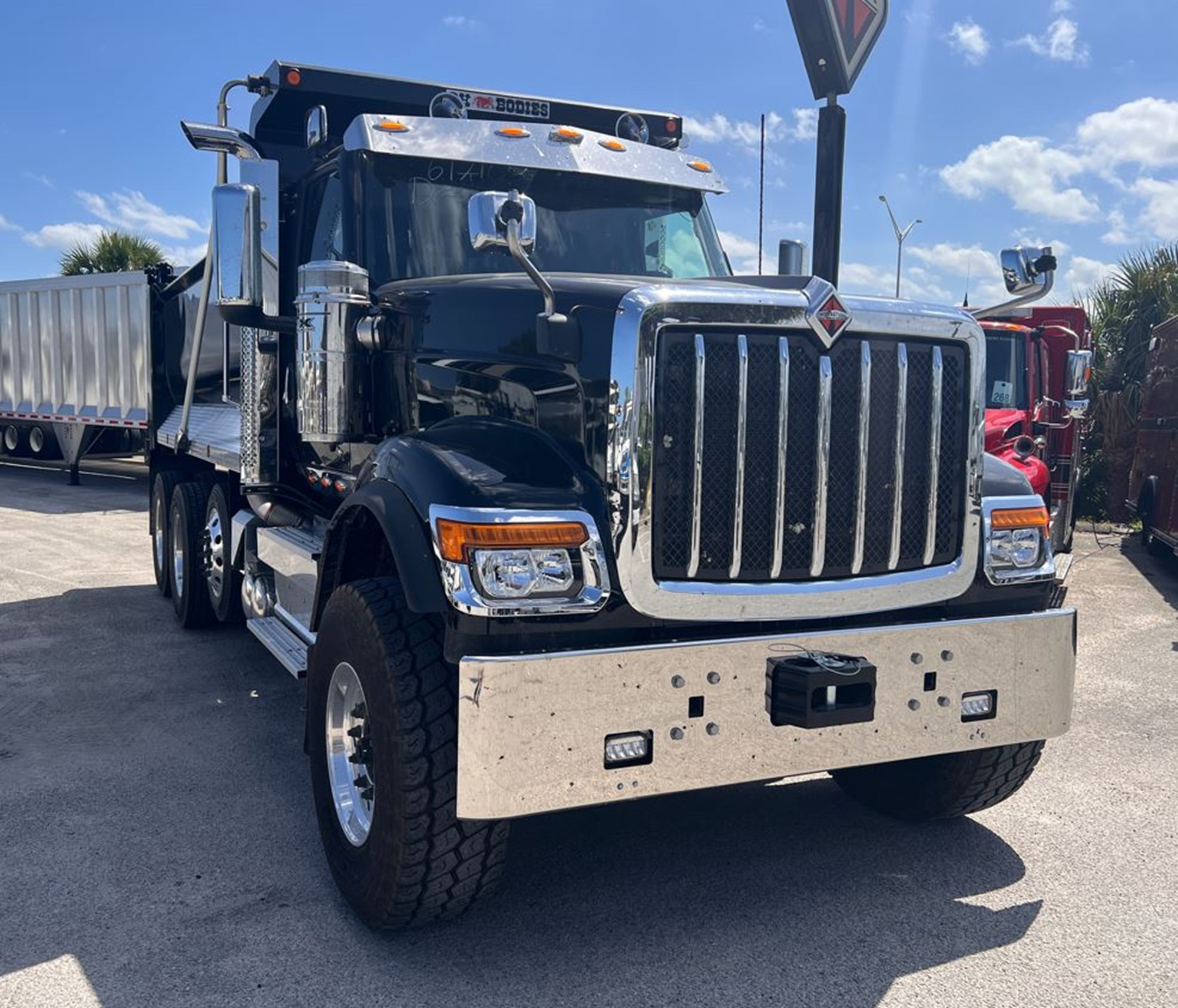 New 2025 INTERNATIONAL HX520 SFA 6X4 Dump Truck for Sale #1000369 ...