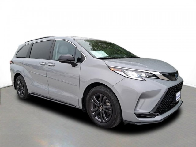 Pre-Owned 2024 Toyota Sienna XSE 4D Passenger Van in Milwaukee #TPP2911 ...