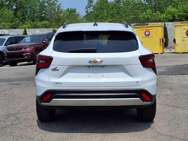 Pre-Owned 2024 Chevrolet Trax LT Sport Utility in Oak Park #P4545 ...