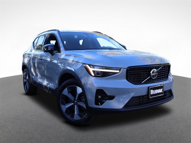 New 2025 Volvo XC40 B5 Plus Dark Theme 4D Sport Utility in Pasadena ...