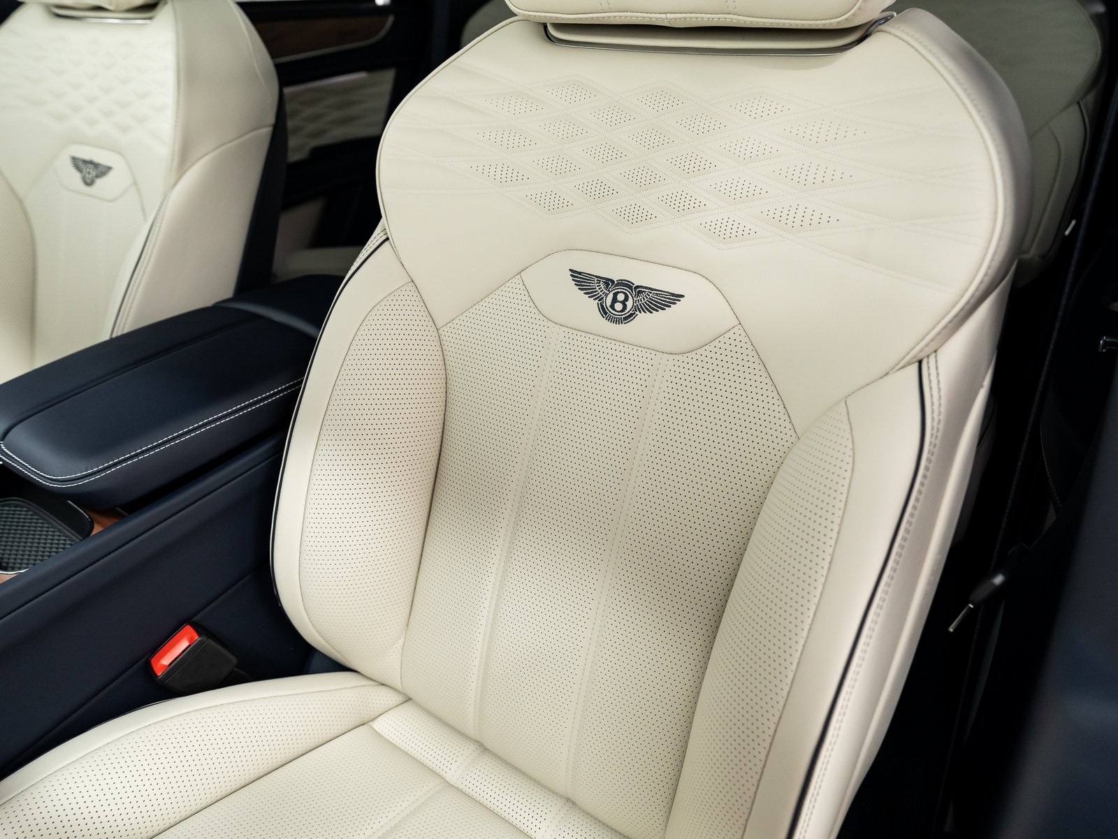 New 2024 Bentley Bentayga Azure V8 4D Sport Utility for Sale #RC028269 ...