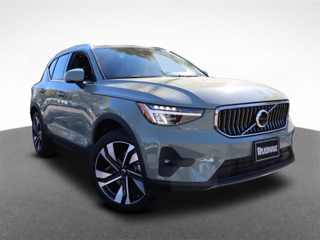 New 2025 Volvo XC40 B5 Plus Bright Theme 4D Sport Utility in Pasadena ...