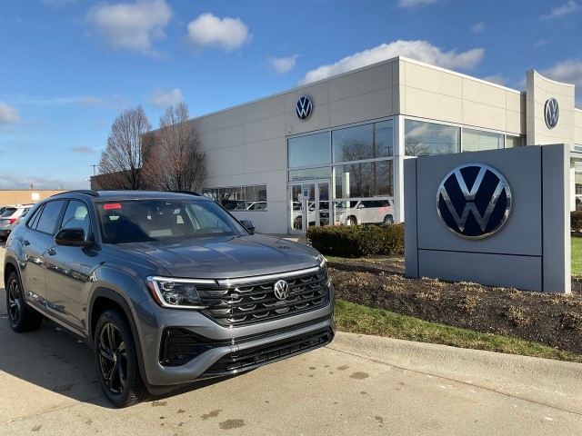 New 2025 Volkswagen Atlas Cross Sport 2.0T SEL R-Line Black Sport Utility in Mentor #V21281 ...