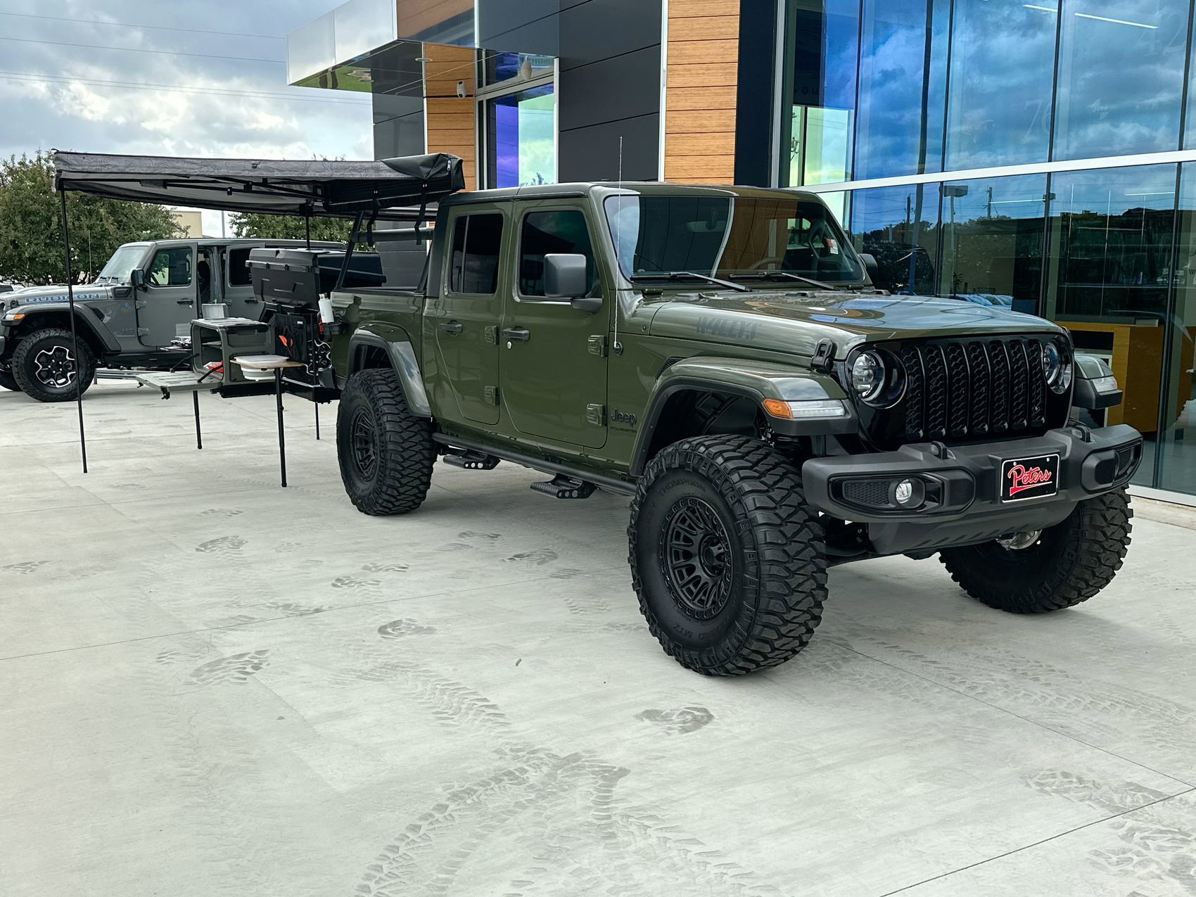 New 2023 Jeep Gladiator Willys Crew Cab in Longview #23D469 | Peters ...
