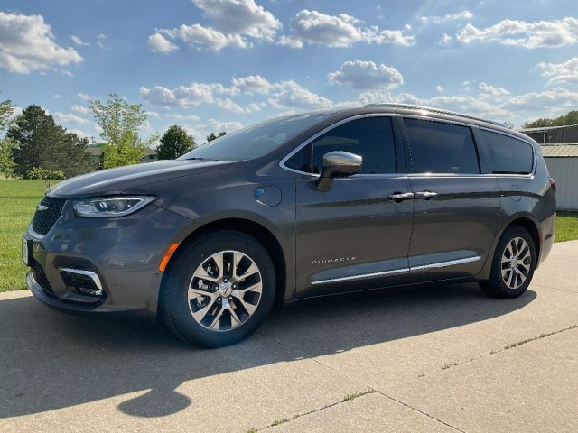 Pre-Owned 2022 Chrysler Pacifica Hybrid Hybrid Pinnacle 4 Door ...